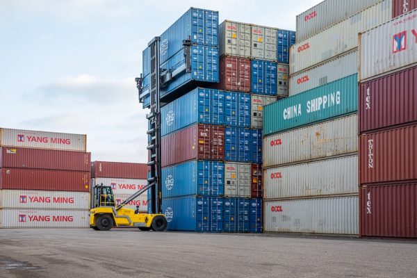 Hyster provides electric container handler for Rotterdam depot - Move ...